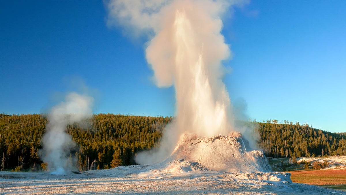 8 Best Yellowstone Geyser Basins and Map